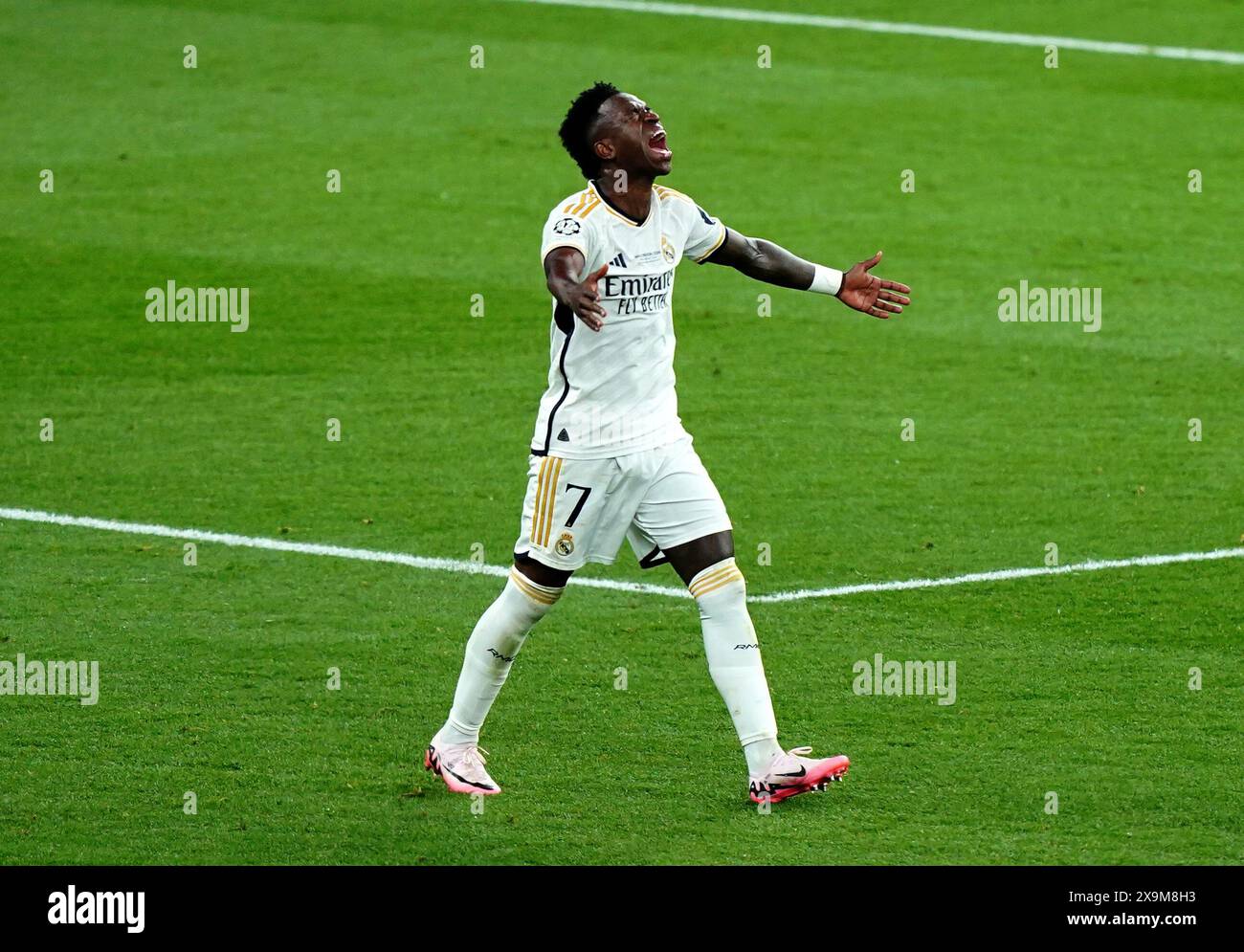 Real Madrids Vinicius Junior feiert das zweite Tor des Spiels im Finale der UEFA Champions ...