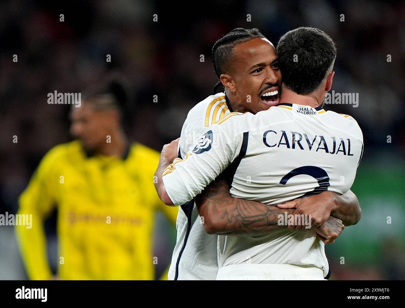 Real Madrids Eder Militao (links) umarmt Daniel Carvajal im Finale der ...