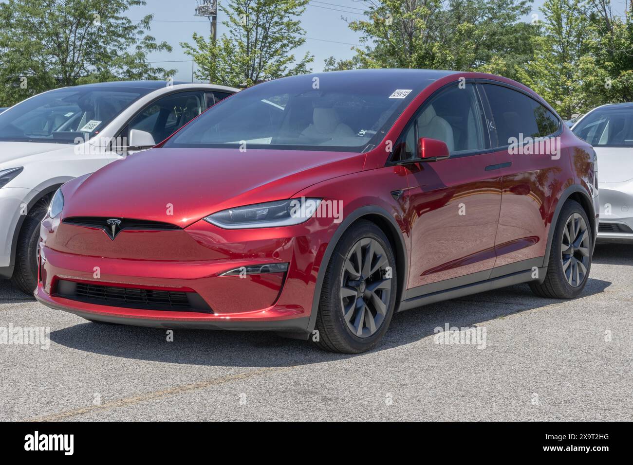 Indianapolis - 30. Mai 2024: Tesla Model X wird in einem Händlerbetrieb ...