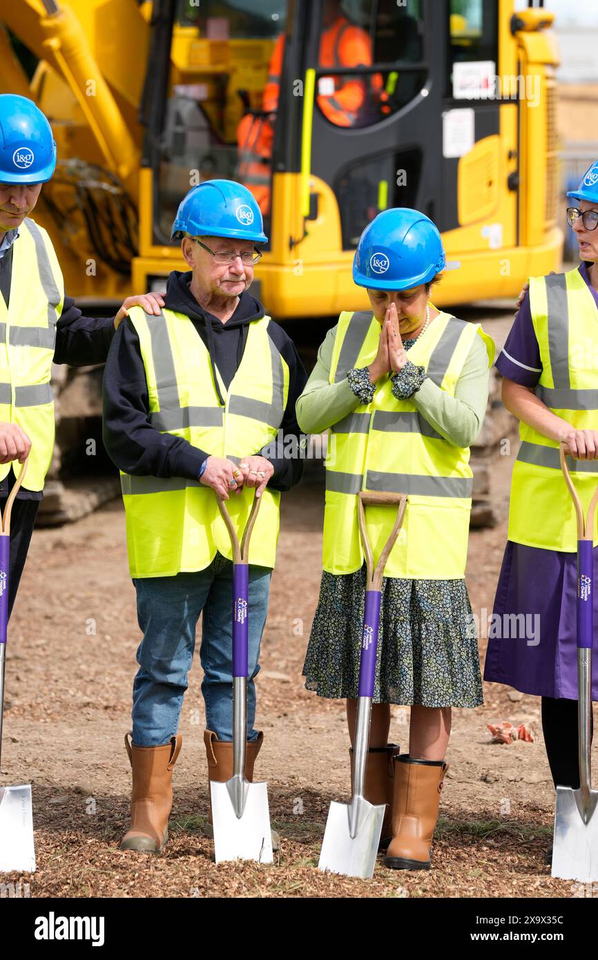 Geoff Burrow (links), Rob Burrows Vater, und Dr. Agam Jung, ein ...