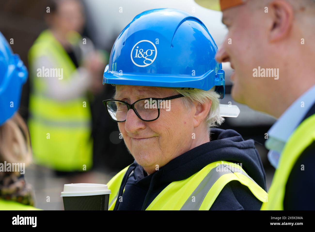 Irene Burrow (links), Rob Burrows Mutter, während einer Spatenstich ...