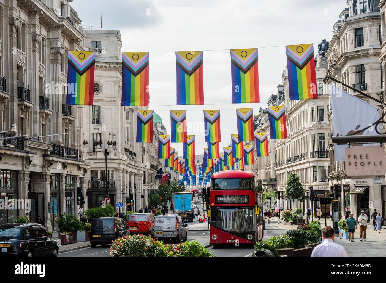 London, Großbritannien. Juni 2024. Die neue Progress Pride Flag von ...