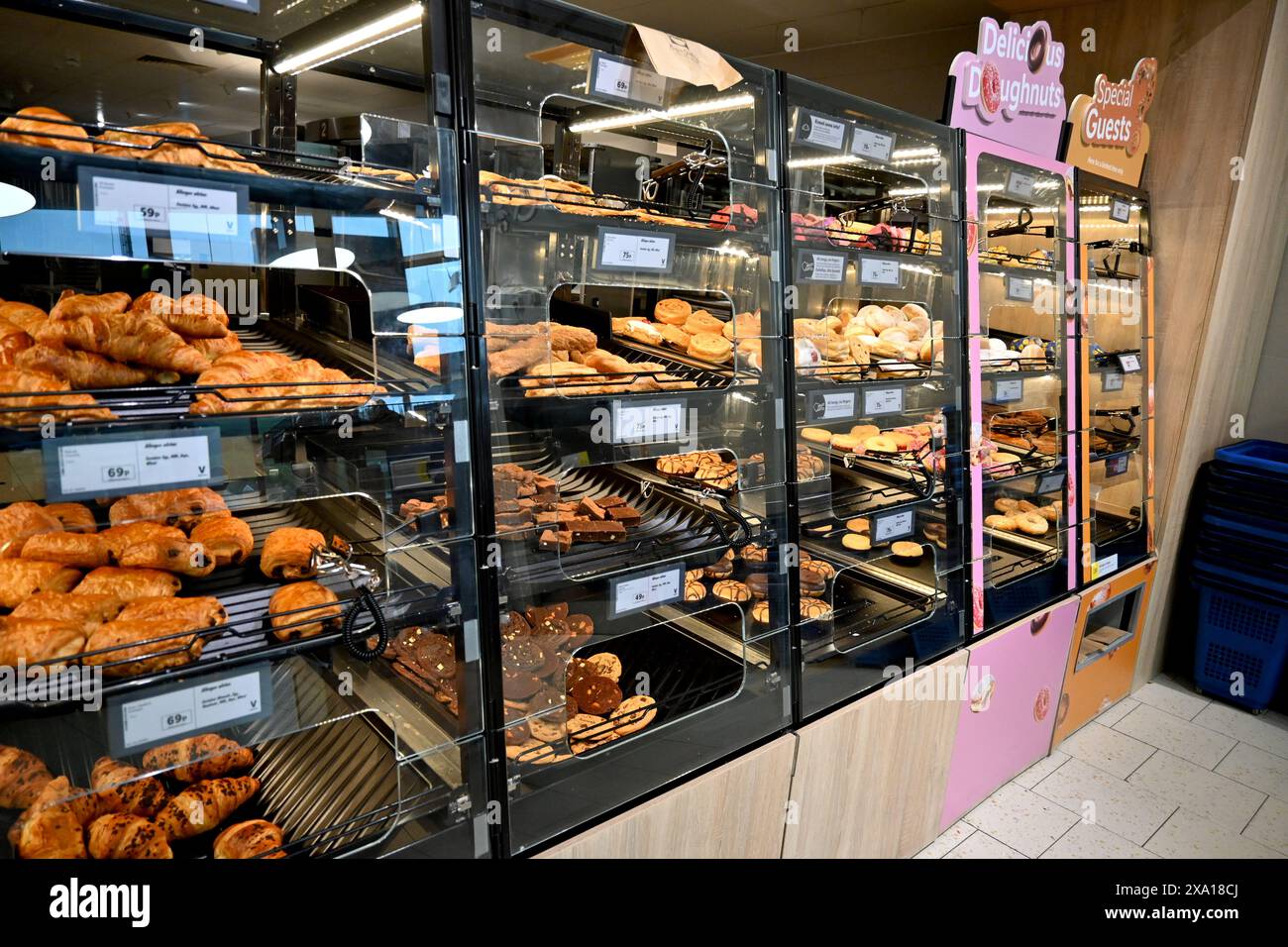 Interior supermarket produce section -Fotos und -Bildmaterial in hoher ...