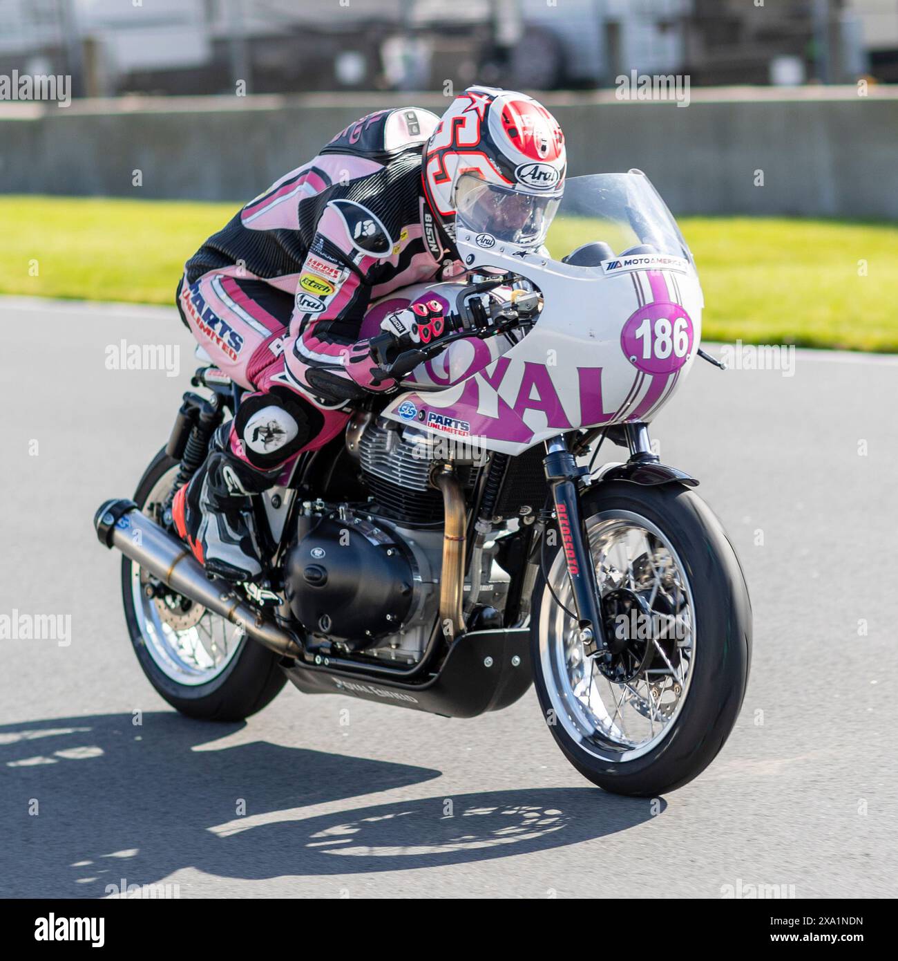 2. Juni 2024: Royal Enfield Rider #186 Miranda Cain in Aktion während ...