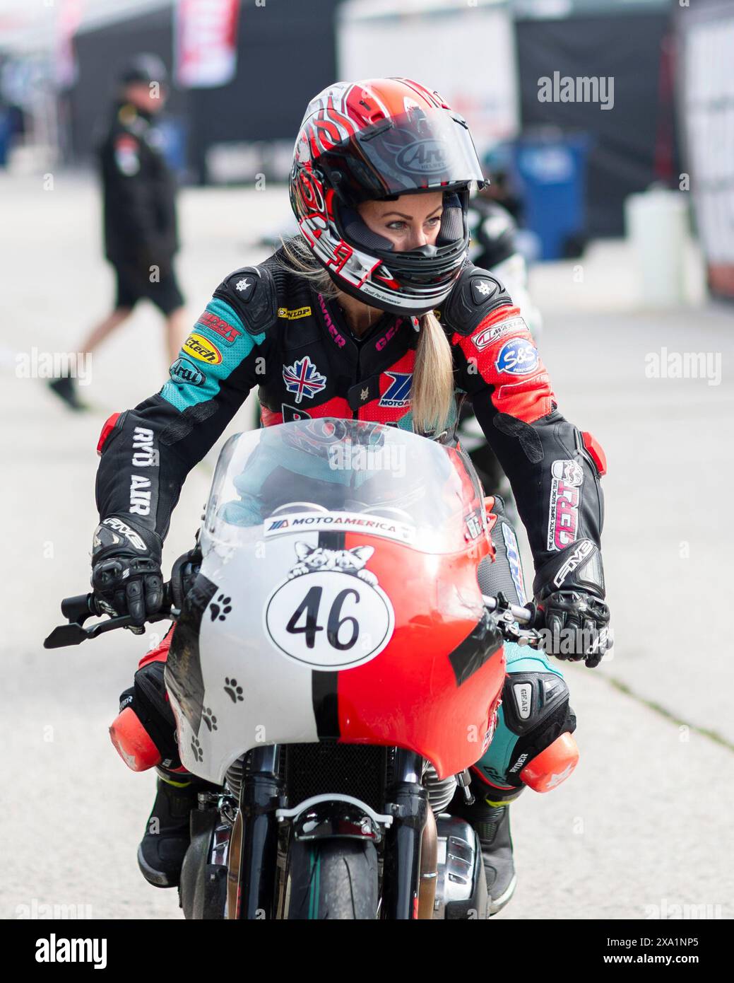 2. Juni 2024: Royal Enfield Rider #46 Lucy Blondel verlässt die Garage ...