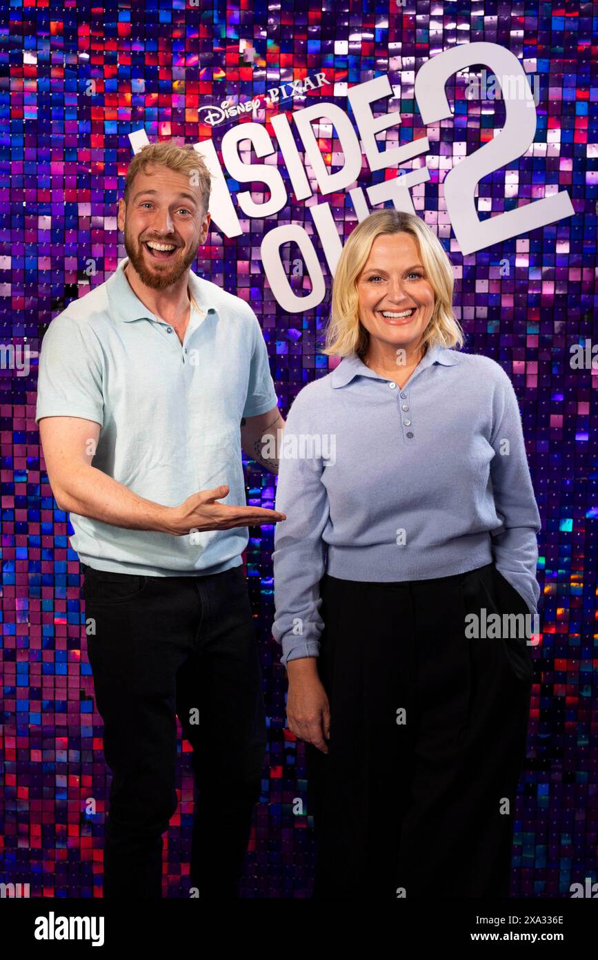 NUR Sam Thompson und Amy Poehler kommen im Londoner Büro von TikTok zu ...
