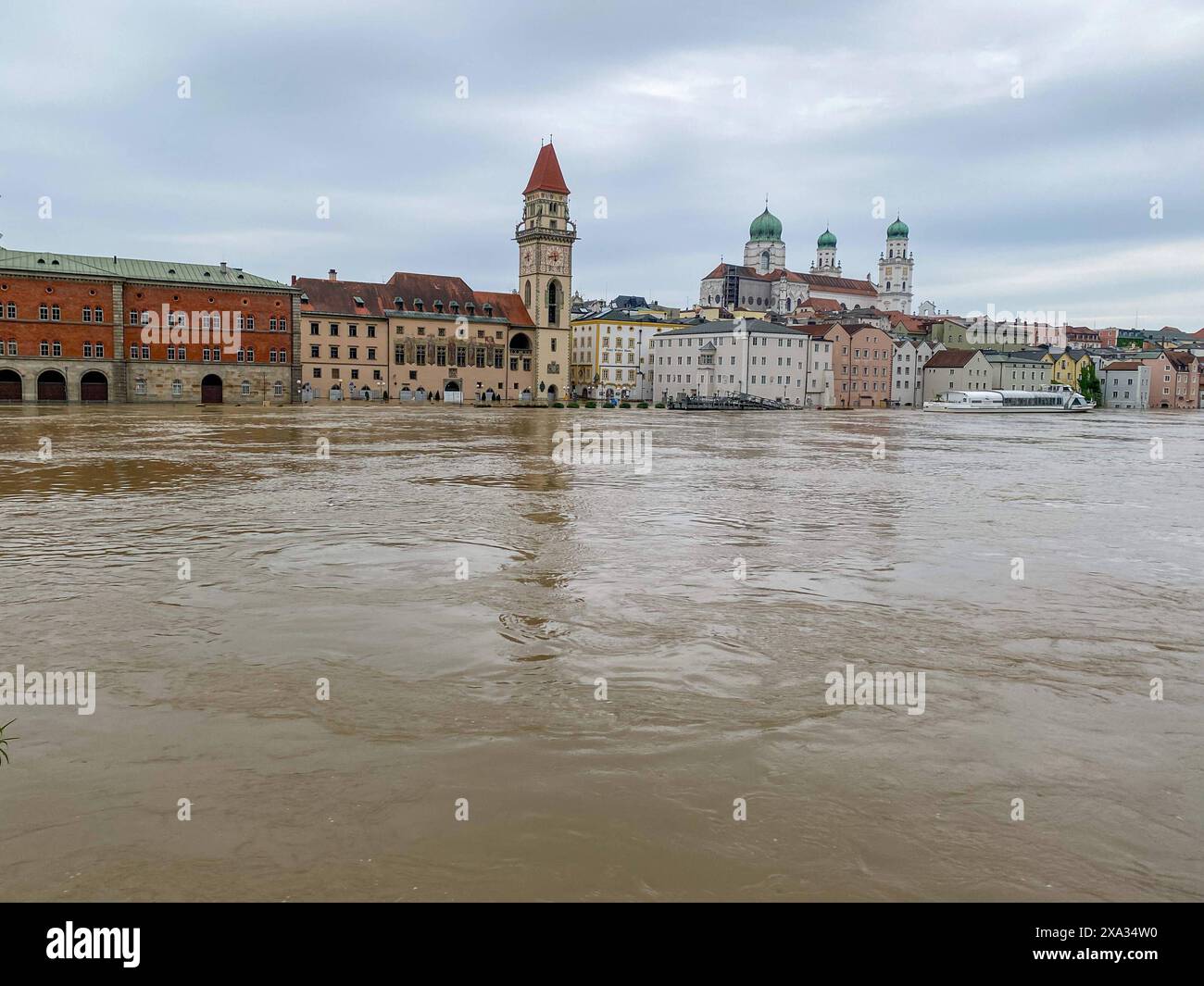 Passau, Hochwasser 04.06.2024, Passau, DE, Hochwasser, im Bild Donau ...