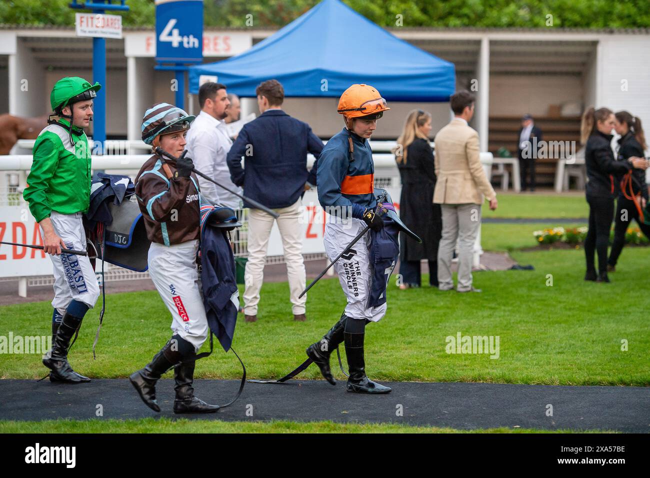 Windsor, Großbritannien. Juni 2024. Die Jockeys Adam Farragher, Hollie ...