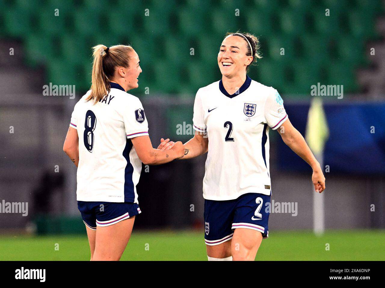 Die Engländer Georgia Stanway und Lucy Bronze (rechts) während der ...