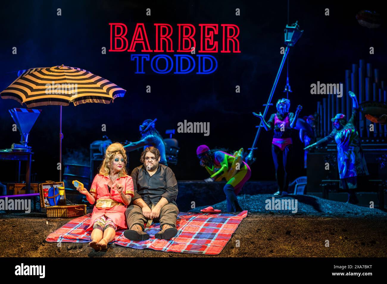 04. Juni 2024, Brandenburg, Cottbus: Nils Stäfe (Sweeney Todd) und ...