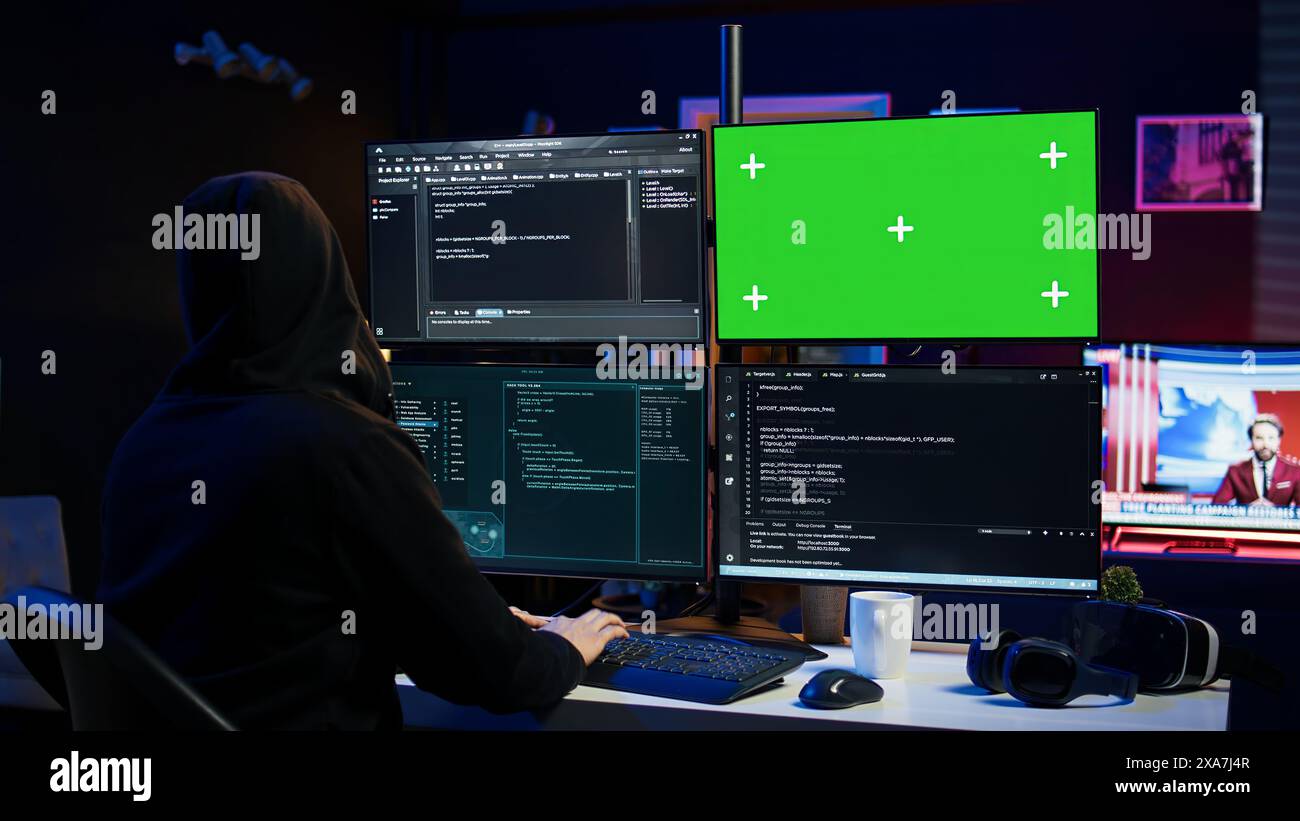 Gefährlicher Mann, der mit einem Green-Screen-PC hackt ...