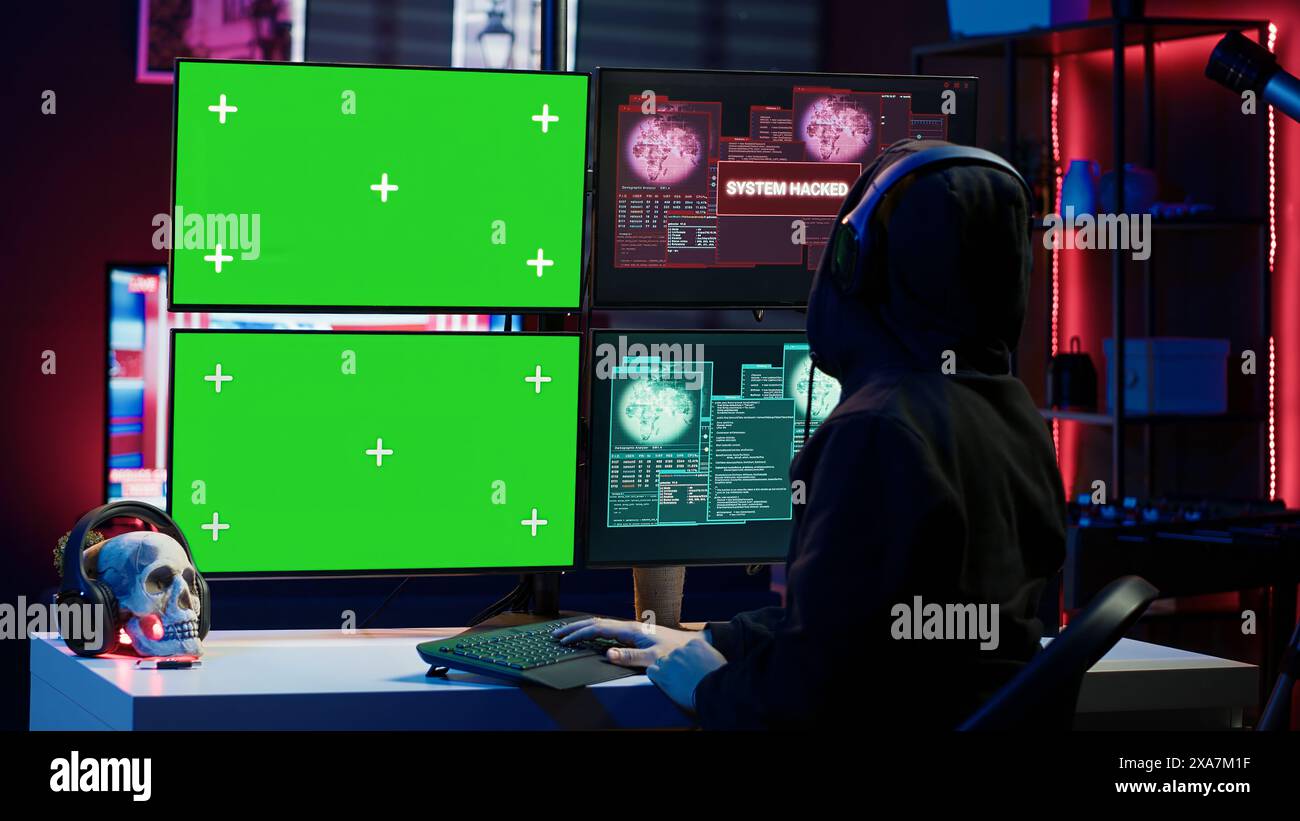 Happy man schreibt Code auf dem Green Screen-PC und feiert, nachdem er ...