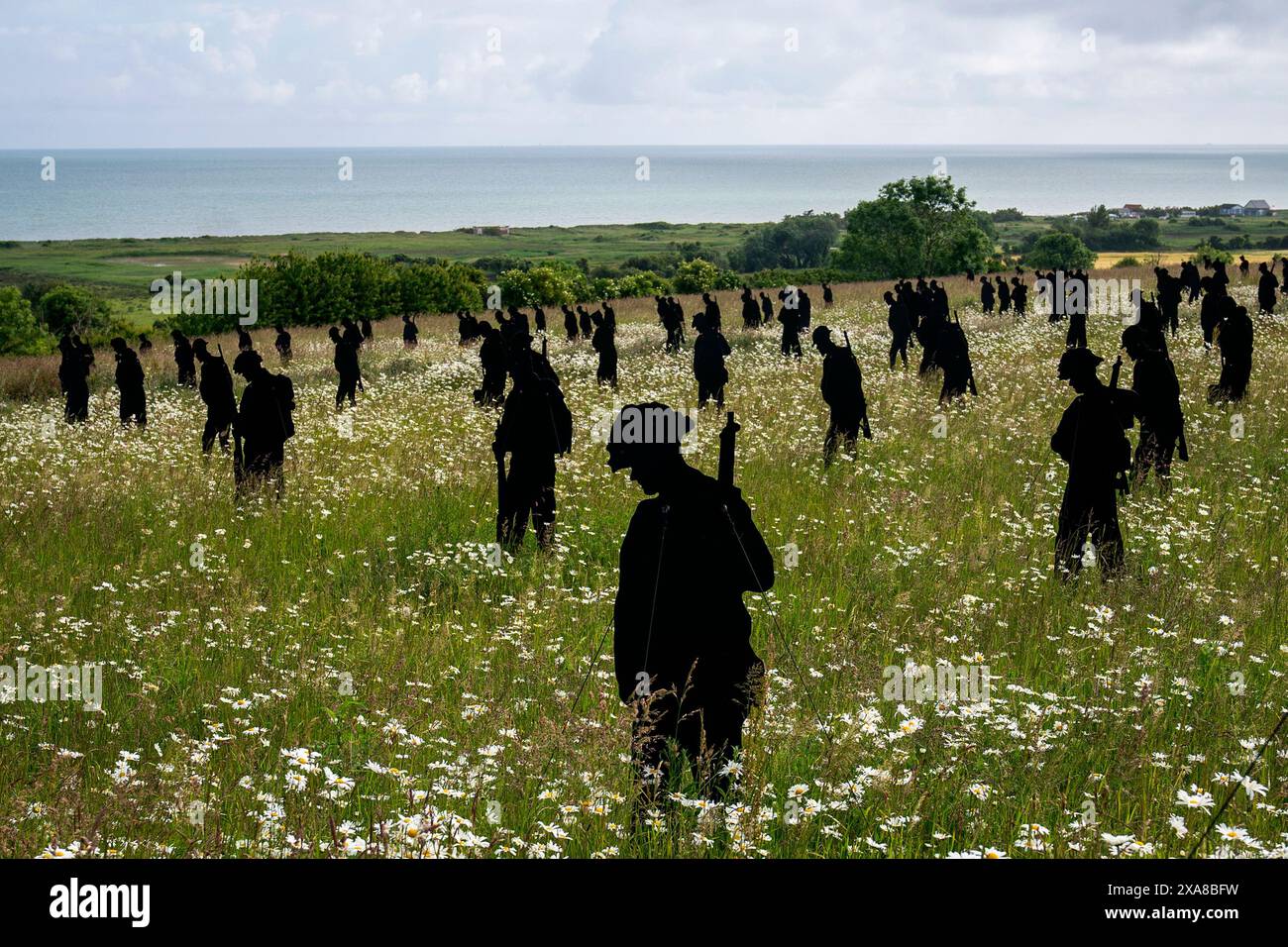 Die Installation Standing With Giants am Normandie British Memorial ...