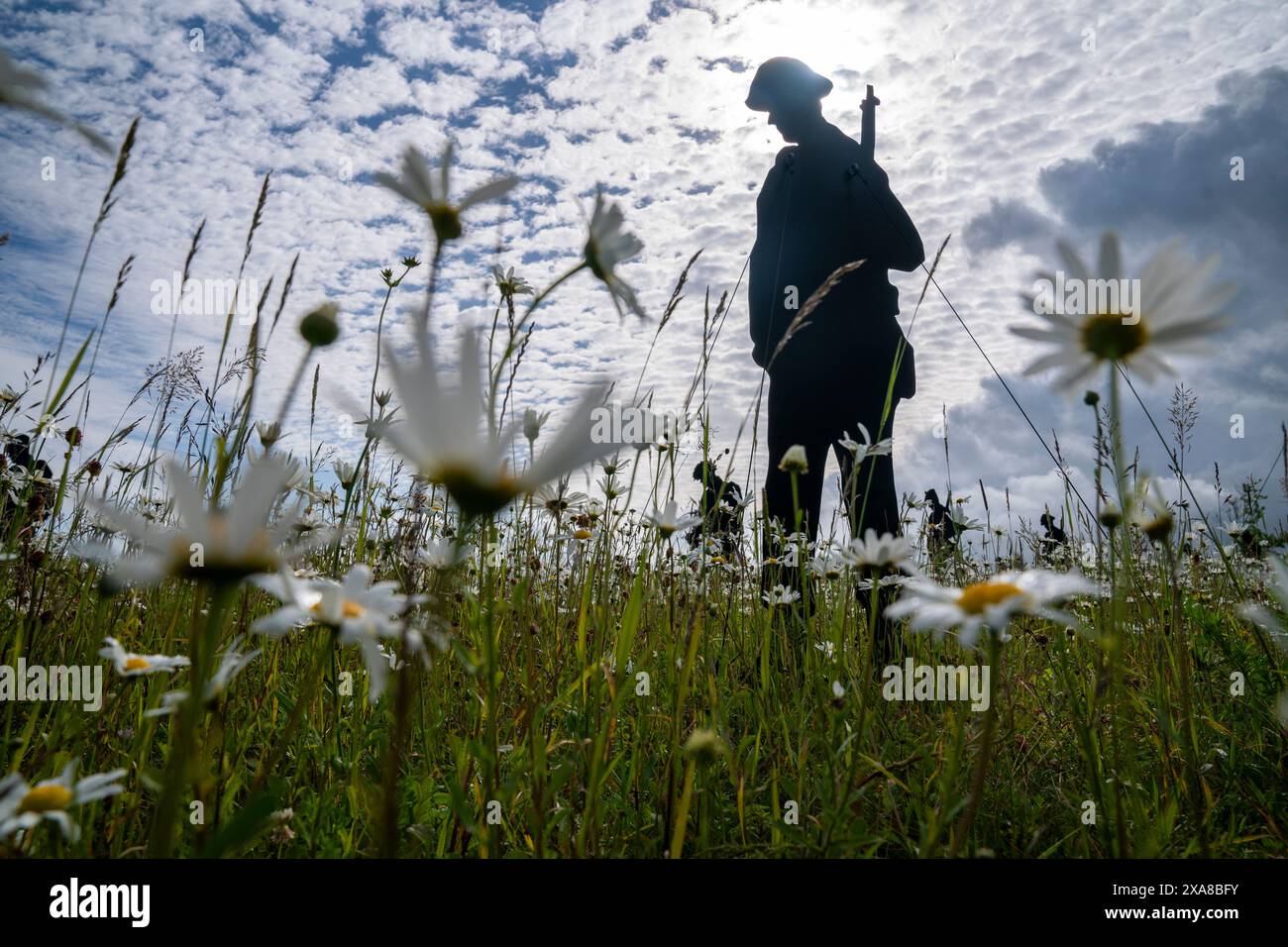 Die Installation Standing With Giants am Normandie British Memorial ...