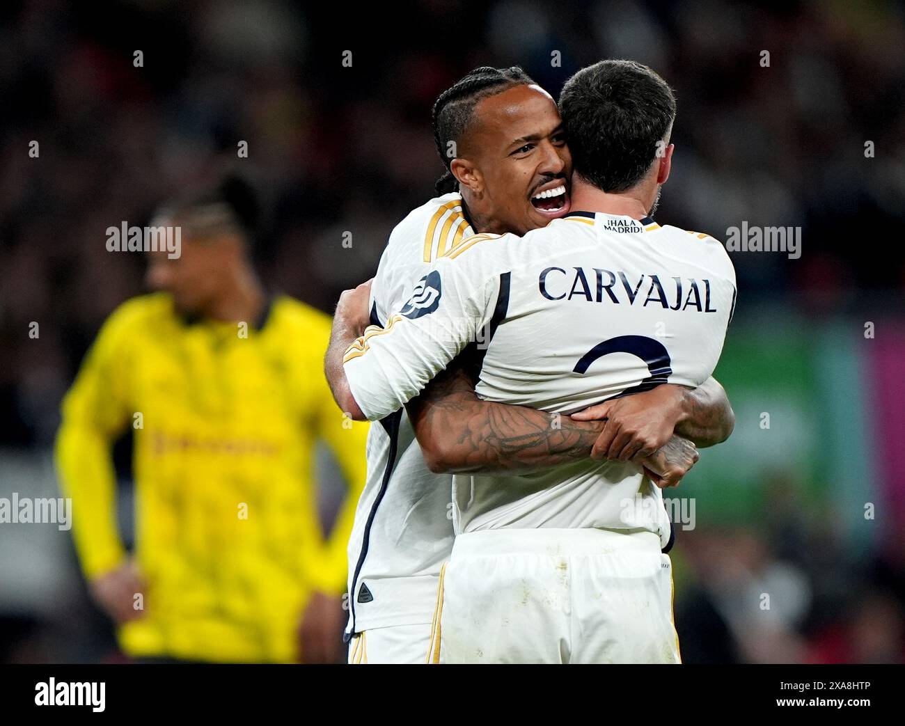 Real Madrids Eder Militao (links) umarmt Daniel Carvajal im Finale der ...