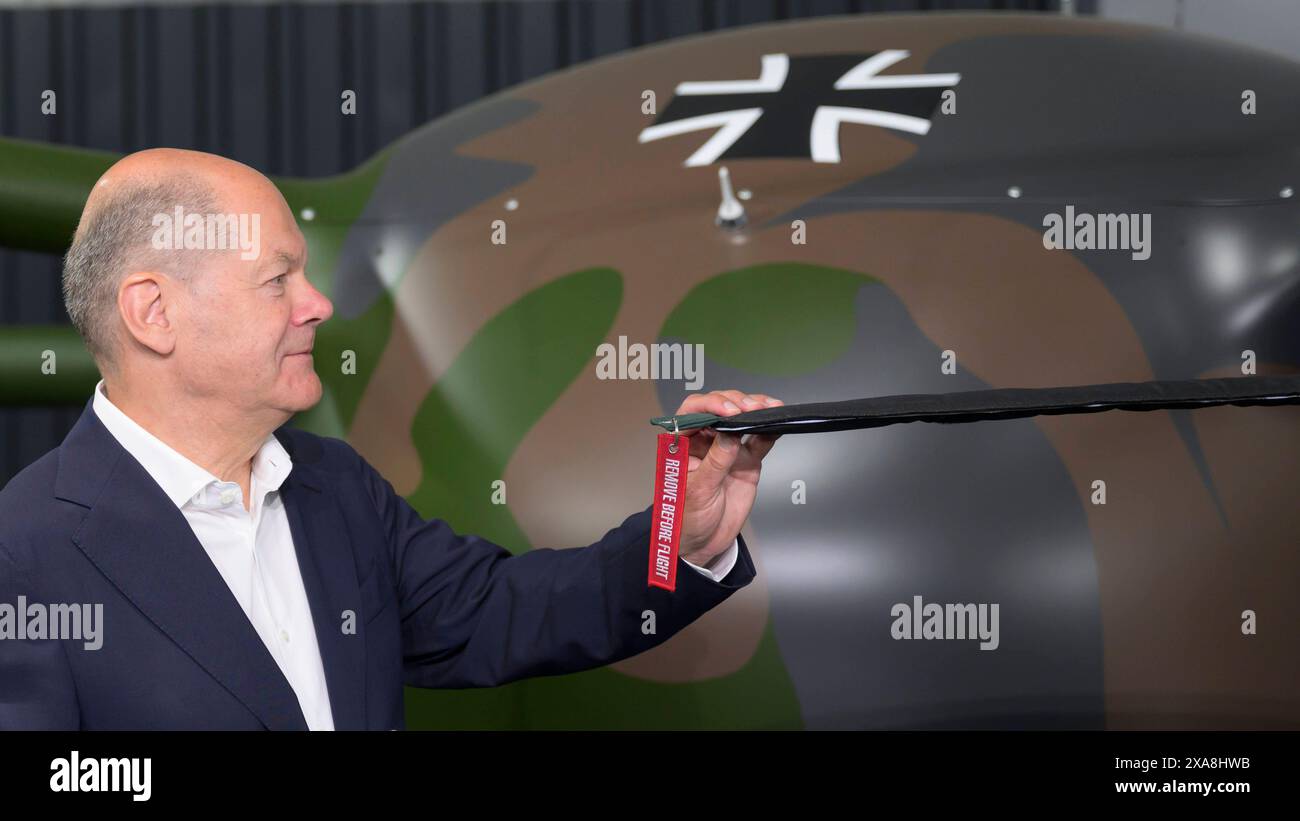 Zu Besuch auf einem Stand der Rheinmetall, Vorstellung einer in ...