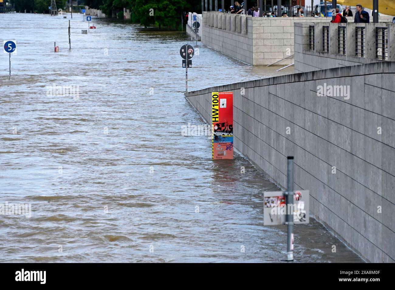 Impression vom Donau-Hochwasser in Regensburg. Aufgrund der angspannten Hochwasserlage hat die ...