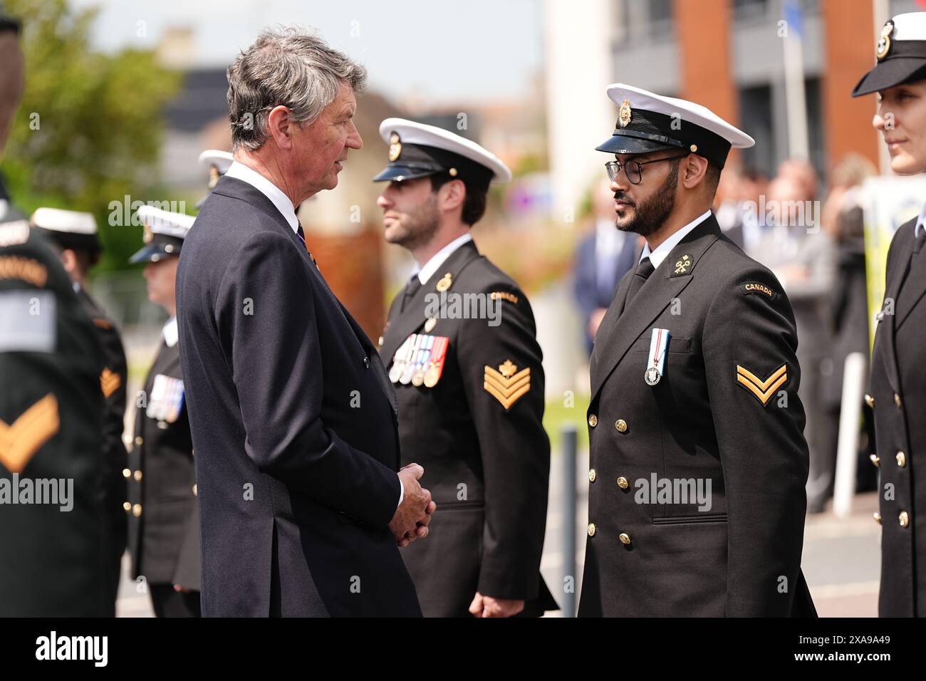 Vize-Admiral Sir Tim Laurence spricht mit Militärangehörigen, bevor ...