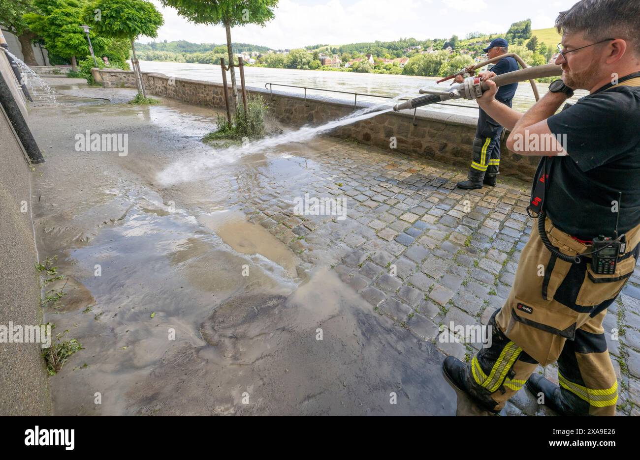 Passau, Deutschland. Juni 2024. Mitarbeiter des THW und der Feuerwehr ...