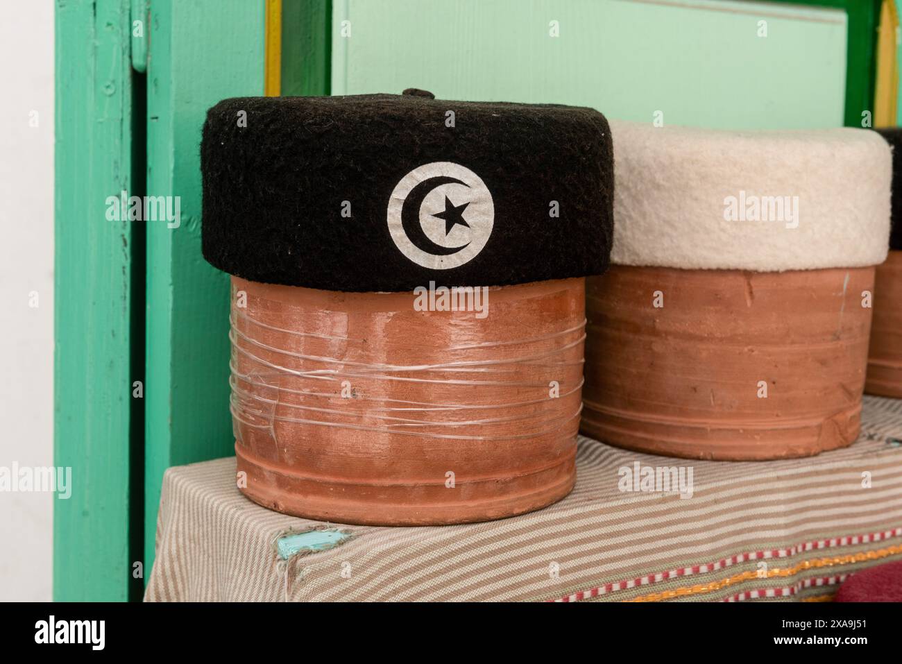 Ein schwarzer Hut mit Halbmond- und Sternmotiv tunesischer Tschaija ...
