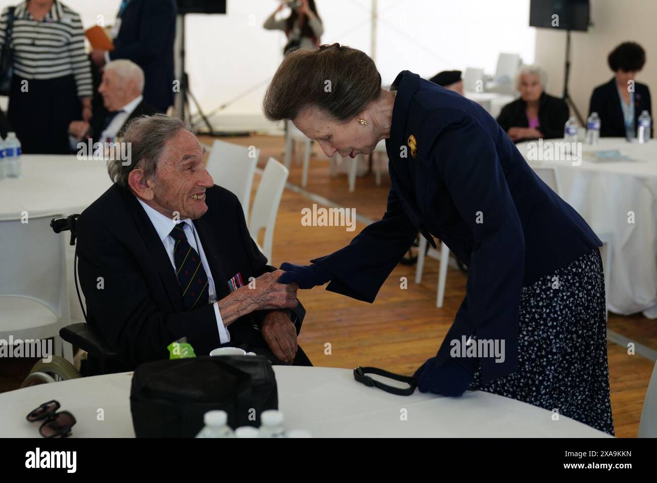 Die Princes Royal spricht mit einem Veteranen beim Royal British Legion ...