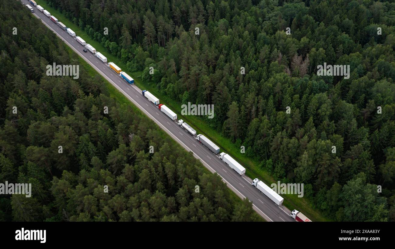 Endlose schlange -Fotos und -Bildmaterial in hoher Auflösung – Alamy