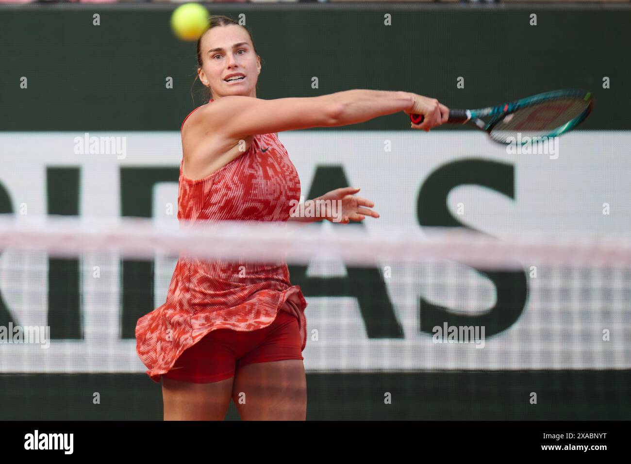 Paris, Frankreich. Juni 2024. Aryna Sabalenka trifft im Viertelfinalspiel der Frauen zwischen ...