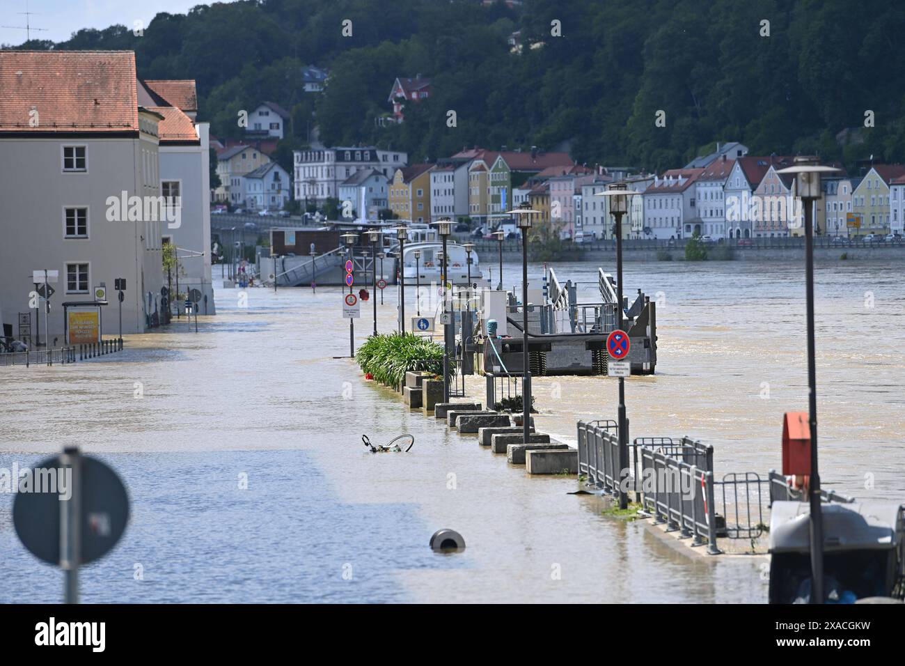 Hochwasser in Passau am 05.06.2024. Ueberflutete Uferpromenade in der Altstadt, *** Hochwasser ...