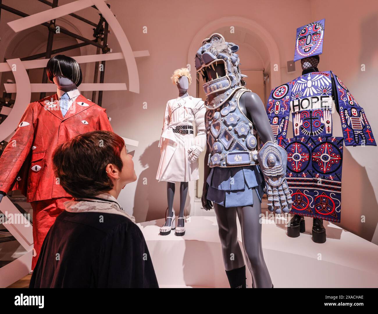 Somerset House, London, Großbritannien. Juni 2024. Outfits, getragen ...