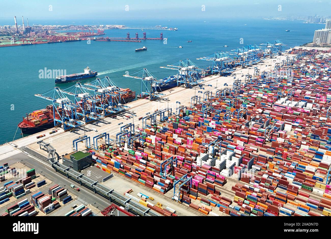 QINGDAO, CHINA – 6. JUNI 2024 – Frachtschiffe arbeiten an einem ...