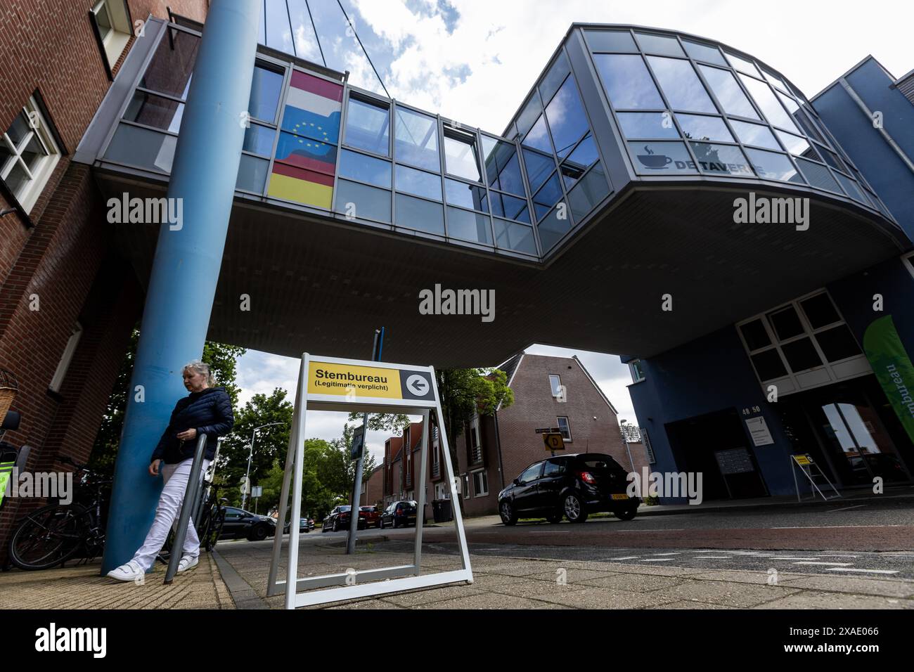 DINXPERLO - Ein Schild für die Wahlstation in der Tavern. Die ...