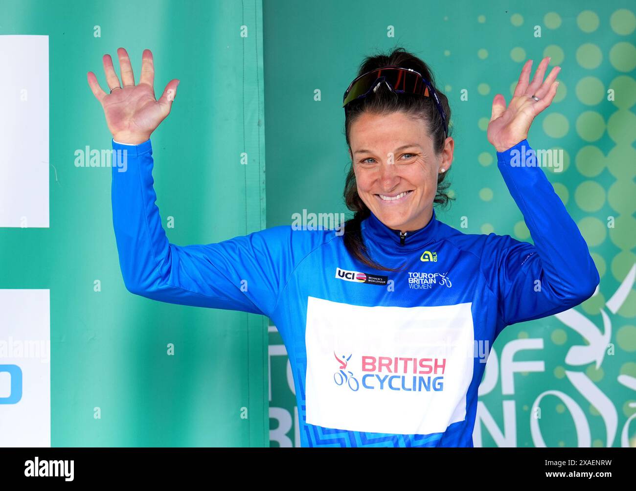 Lizzie Deignan von der britischen Mannschaft auf dem Podium mit dem ...