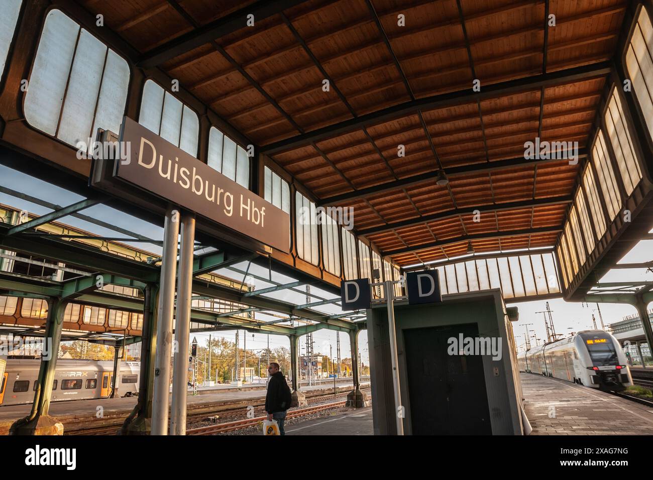Dieses Bild zeigt den Bahnsteig am Duisburger Hauptbahnhof (Duisburg ...