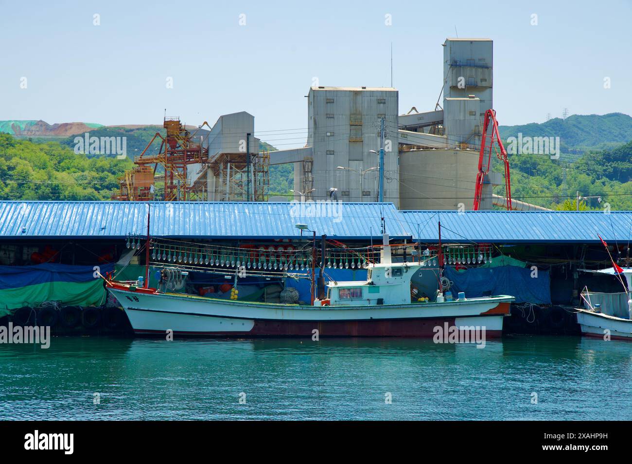 Samcheok City, Südkorea - 18. Mai 2024: Ein Fischerboot legte vor ...