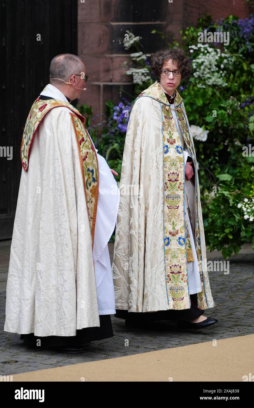 Mitglieder des Klerus vor der Kathedrale von Chester für die Hochzeit ...