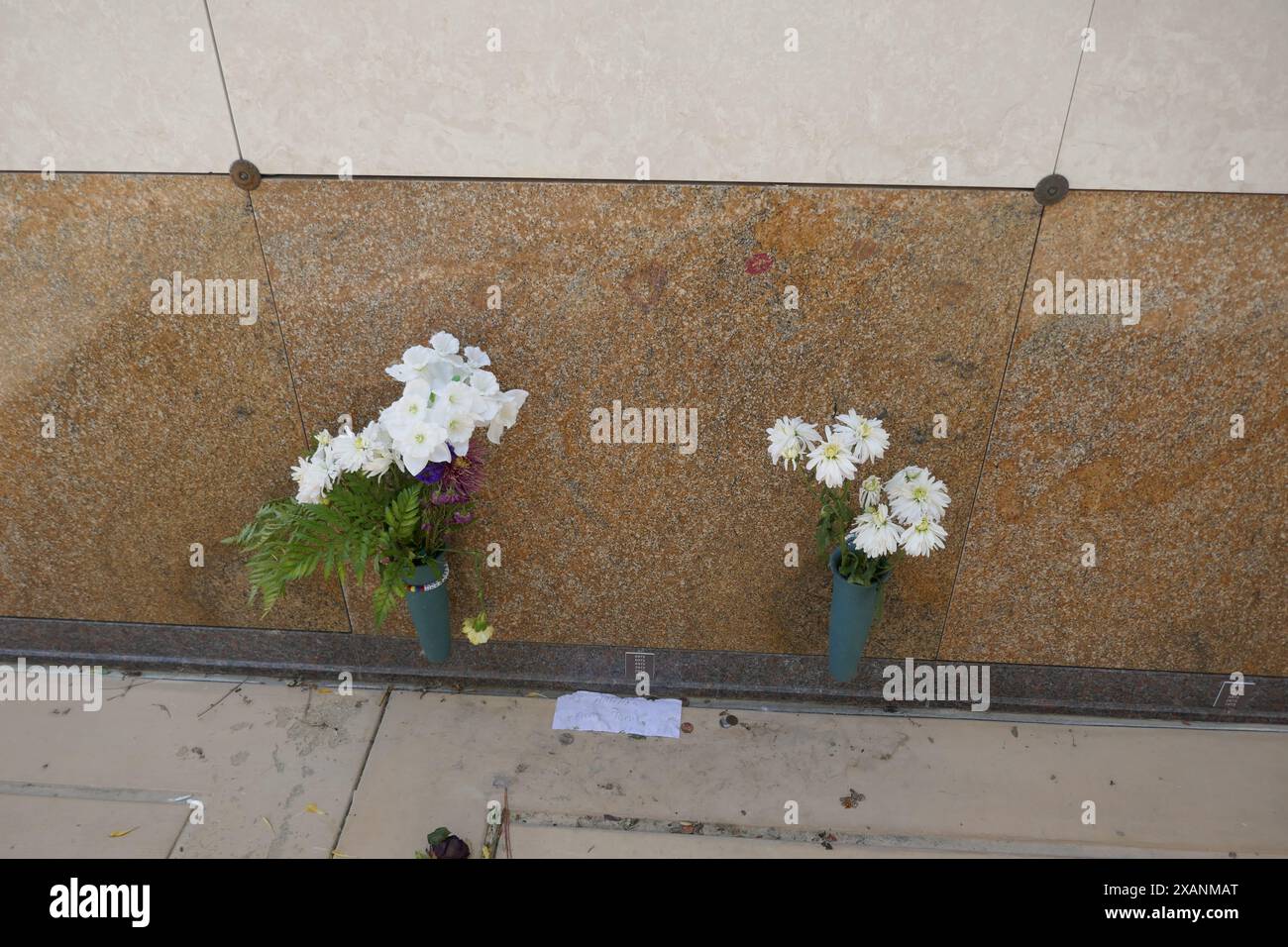 6. Juni 2024 Schauspieler Matthew PerryÕs Grave im Forest Lawn Memorial ...