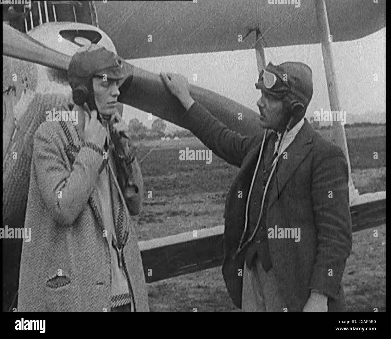Die amerikanische Pilotin Amelia Mary Earhart trägt einen Helm vor ...