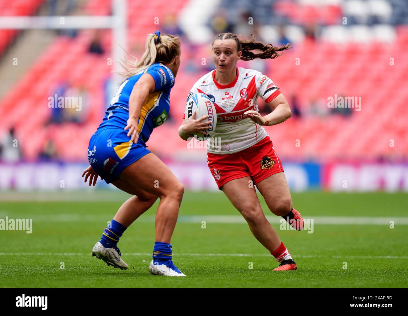 St. Helens’ Luci McColm (rechts) wird von Leeds Rhinos’ Amy Hardcastle ...