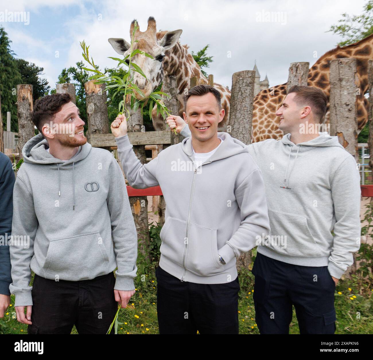 (Von links nach rechts) Andy Robertson, Lawrence Shankland und Kenny ...