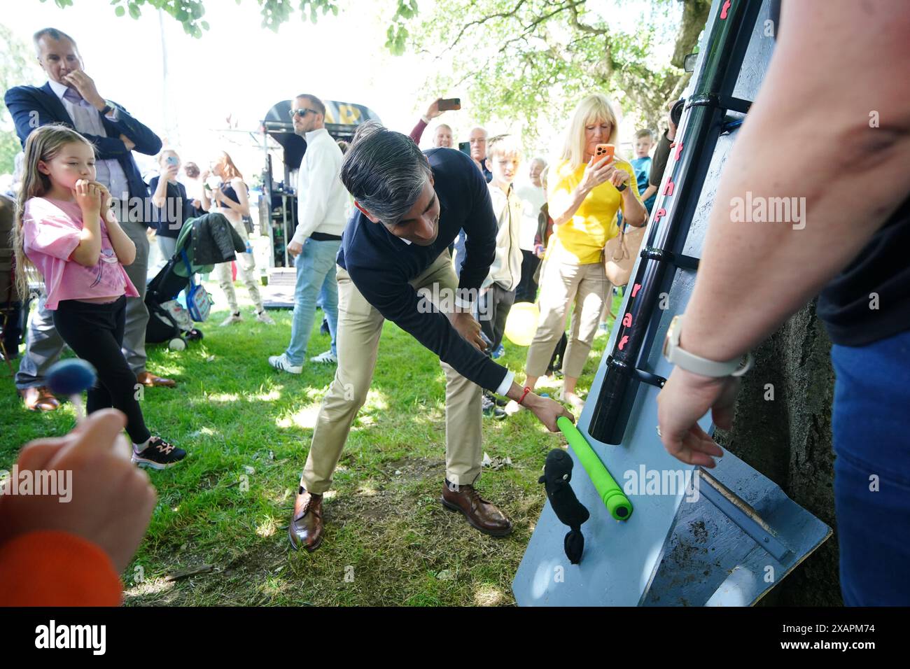 Premierminister Rishi Sunak spielt „Splat the Rat“ auf einem Dorffest ...