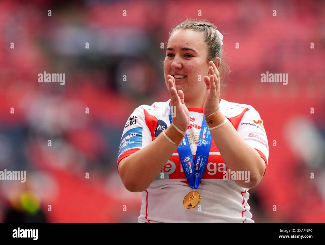 St Helens' Darcy Stott feiert nach dem Sieg im Finale des Betfred Women ...