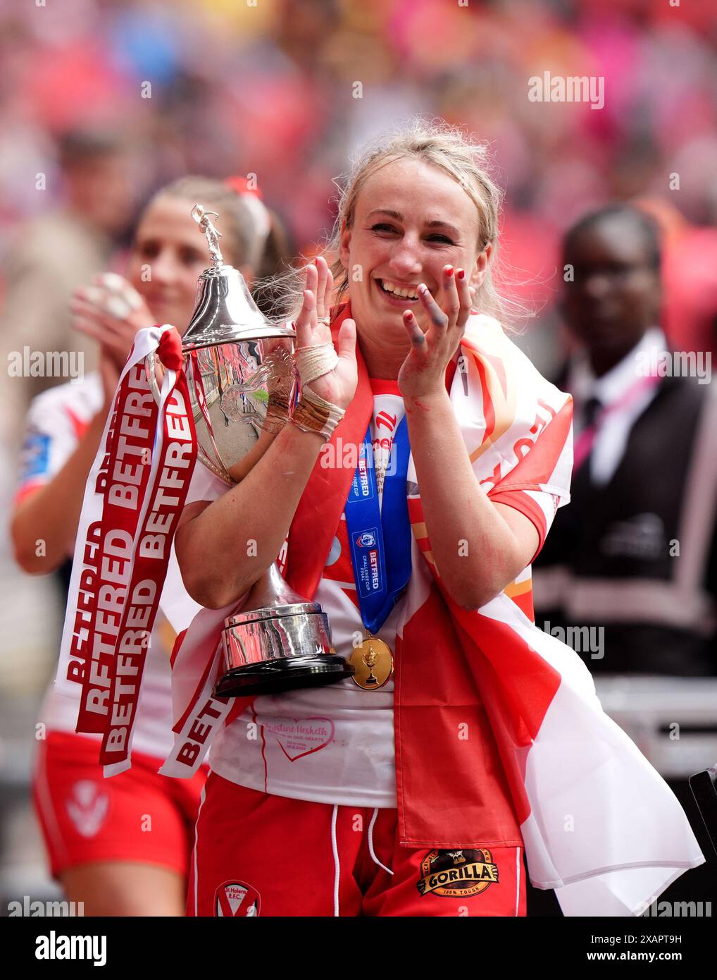 St. Helens' Jodie Cunningham feiert mit der Trophäe nach dem Finale des ...