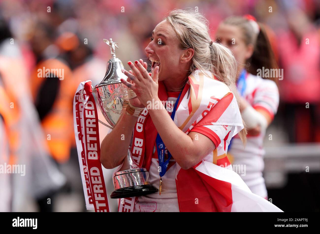St. Helens' Jodie Cunningham feiert mit der Trophäe nach dem Finale des ...