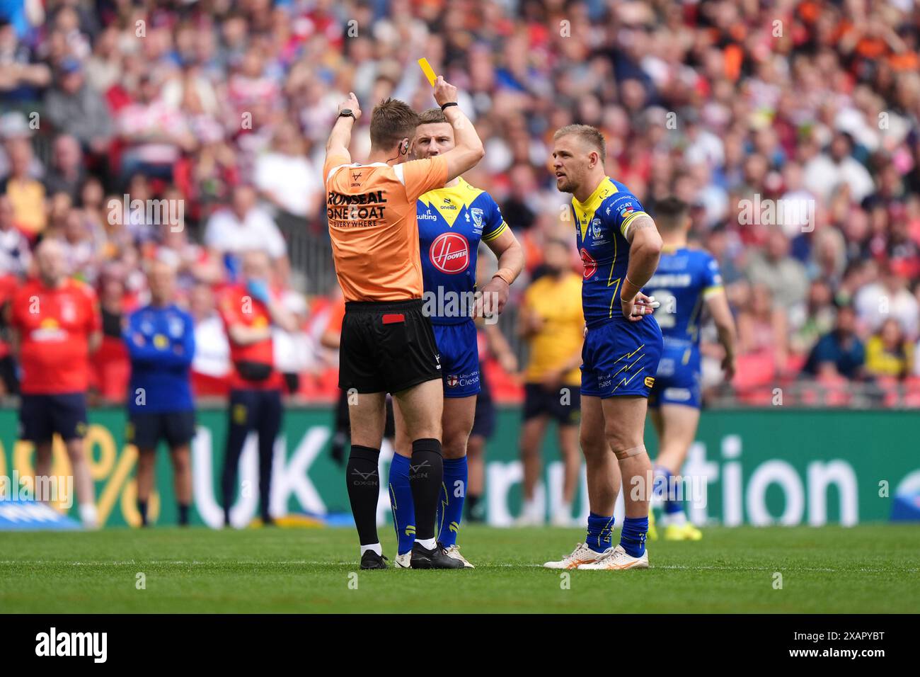 Matt Dufty von Warrington Wolves (rechts) reagiert, nachdem er beim ...