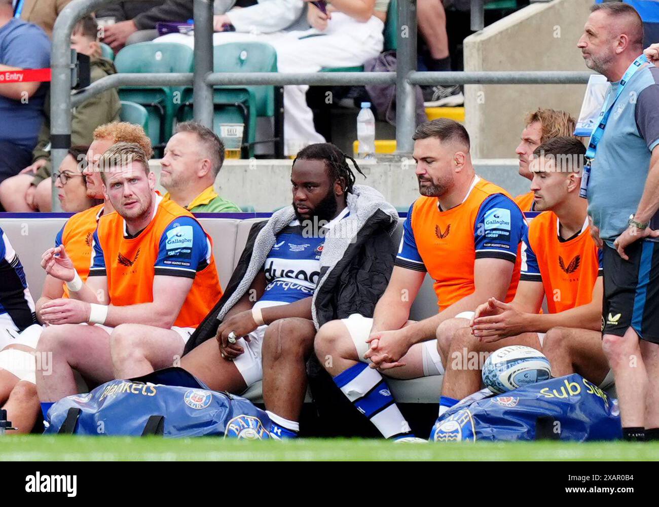 Beno Obano von Bath Rugby (Mitte) sitzt auf der Bank, nachdem er ...