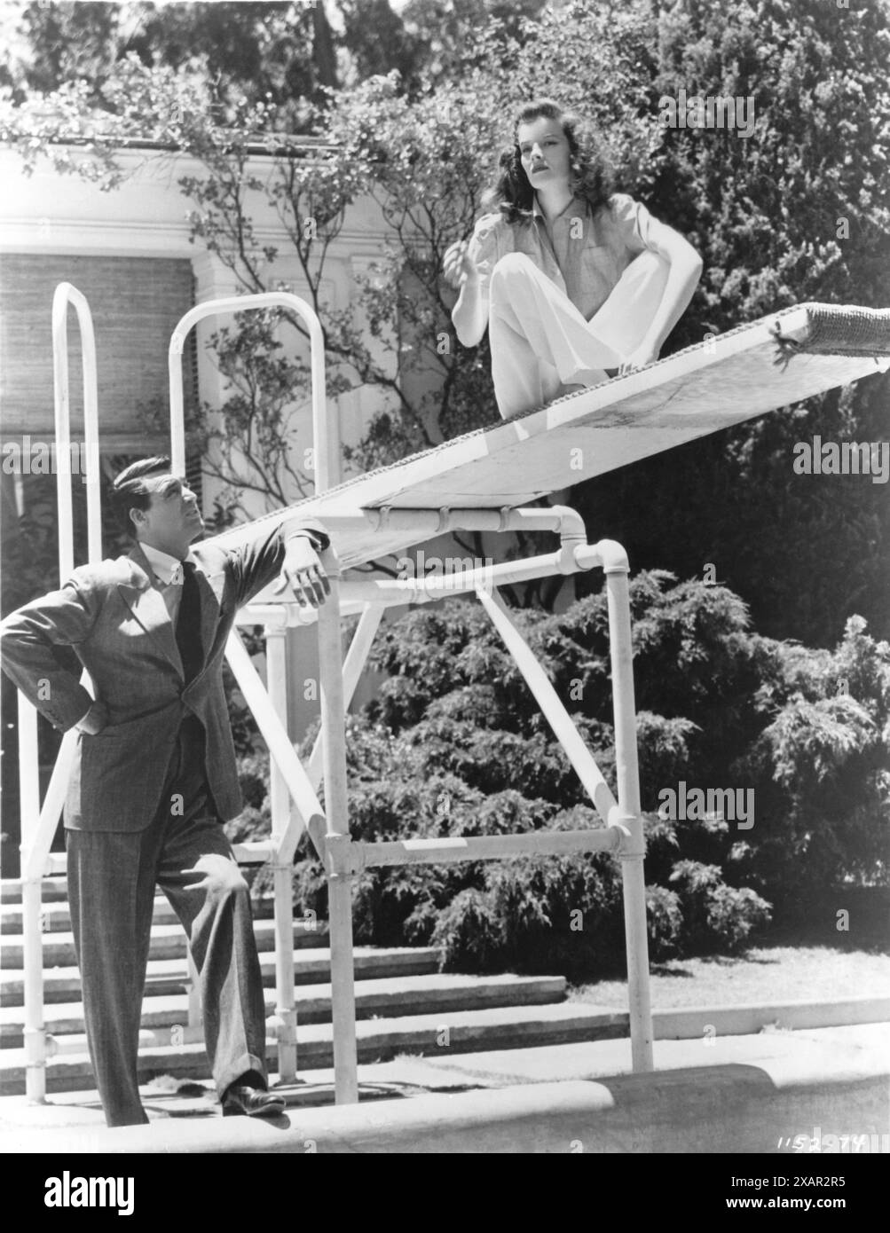 Ein offenes Foto von CARY GRANT und KATHARINE HEPBURN am Set von THE PHILADELPHIA STORY 1940 ...