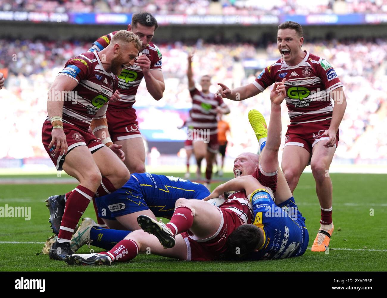 Liam Farrell (Mitte) von Wigan Warriors feiert den dritten Versuch ...