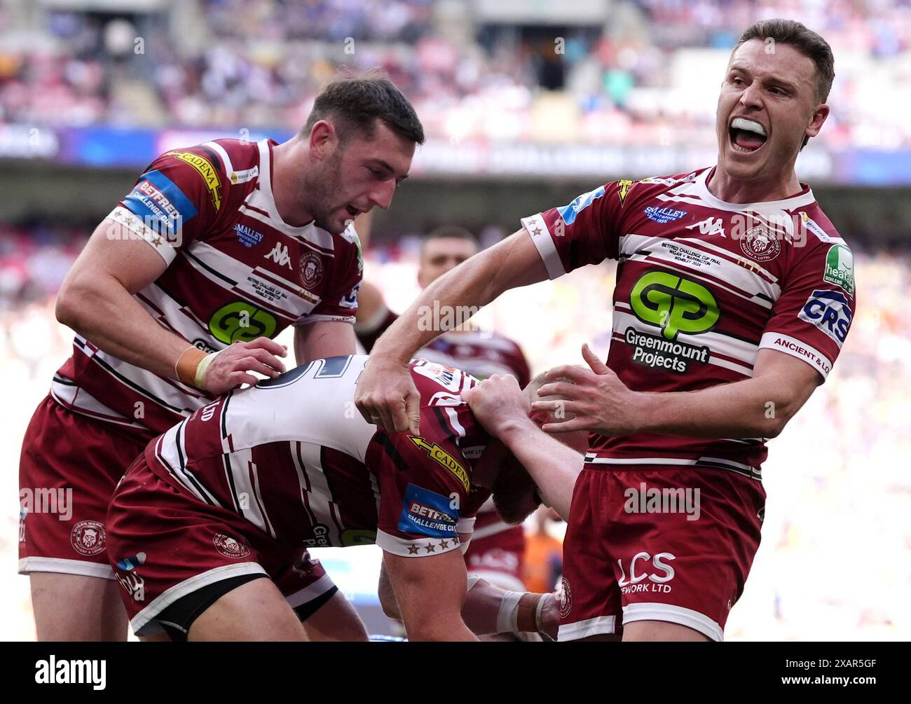 Liam Farrell (Hidden) von Wigan Warriors feiert den dritten Versuch ...