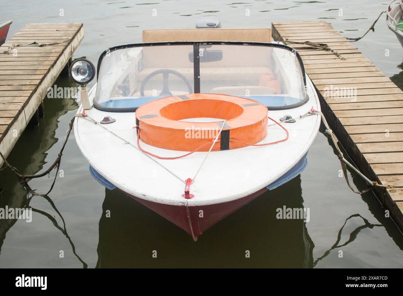Boot auf dem Pier. Rettungsboot an der Bootsstation. Rettungsschwimmer ...