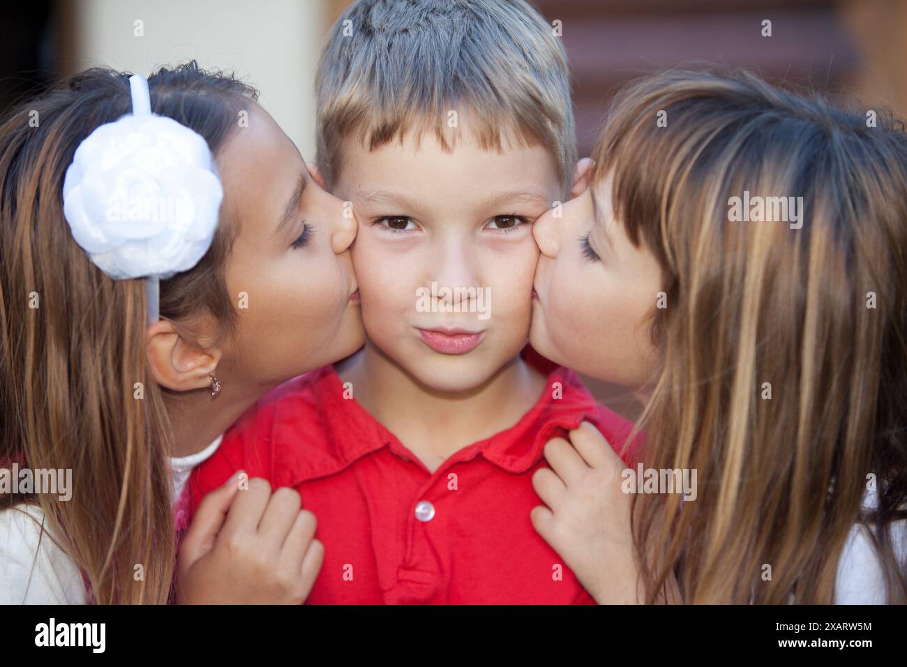 Mädchen küssen jungen -Fotos und -Bildmaterial in hoher Auflösung – Alamy